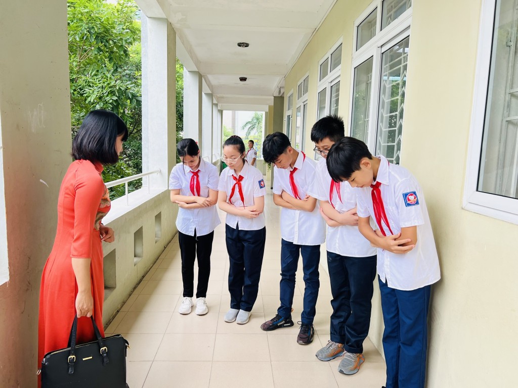 Văn hóa chào hỏi qua vụ “cúi chào ô tô” ở trường Trần Mai Ninh | Tiếng Dân